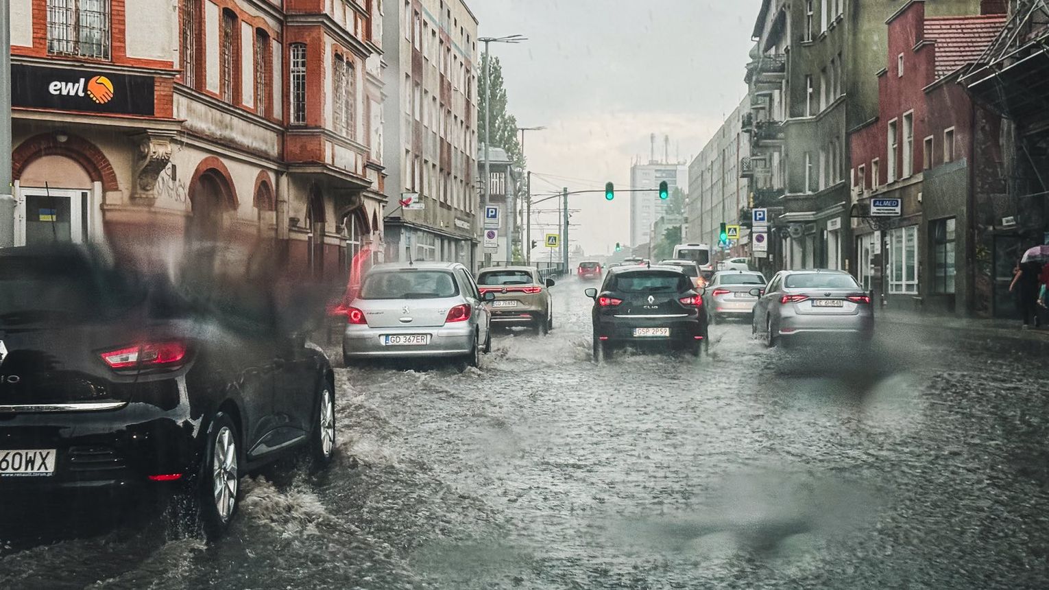 Burze, silny wiatr i intensywne opady deszczu na Pomorzu. Jest ostrzeżenie IMGW