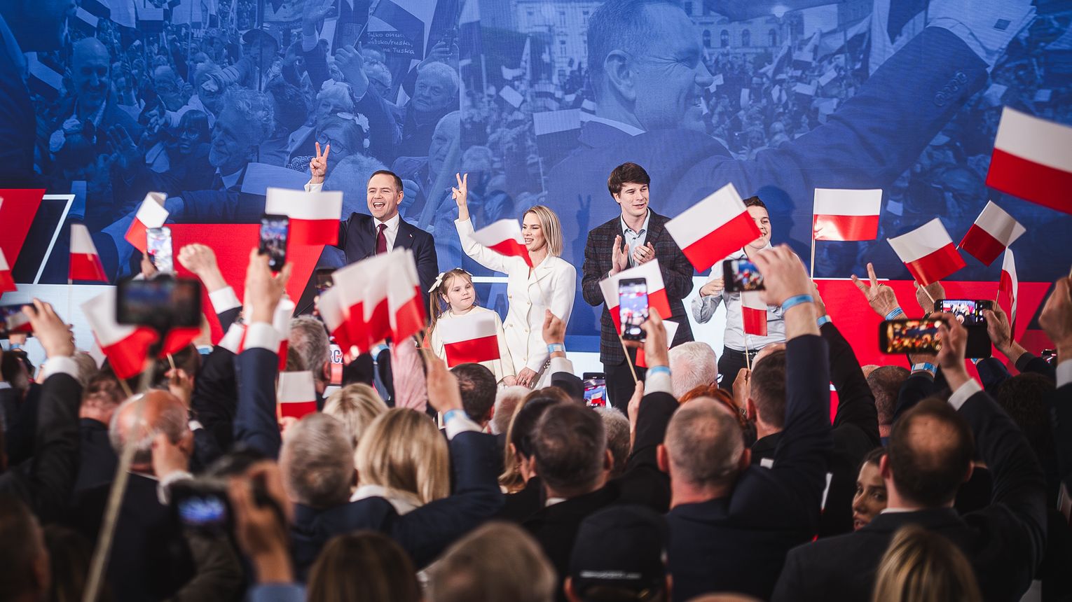 Euforia w sztabie Karola Nawrockiego. Najważniejsi politycy PiS w gdańskiej sali BHP