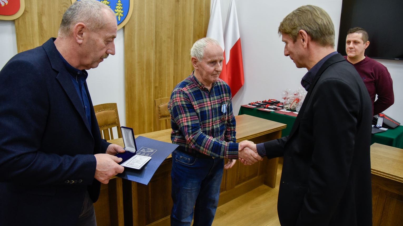 Honorowi krwiodawcy z Brus z odznakami