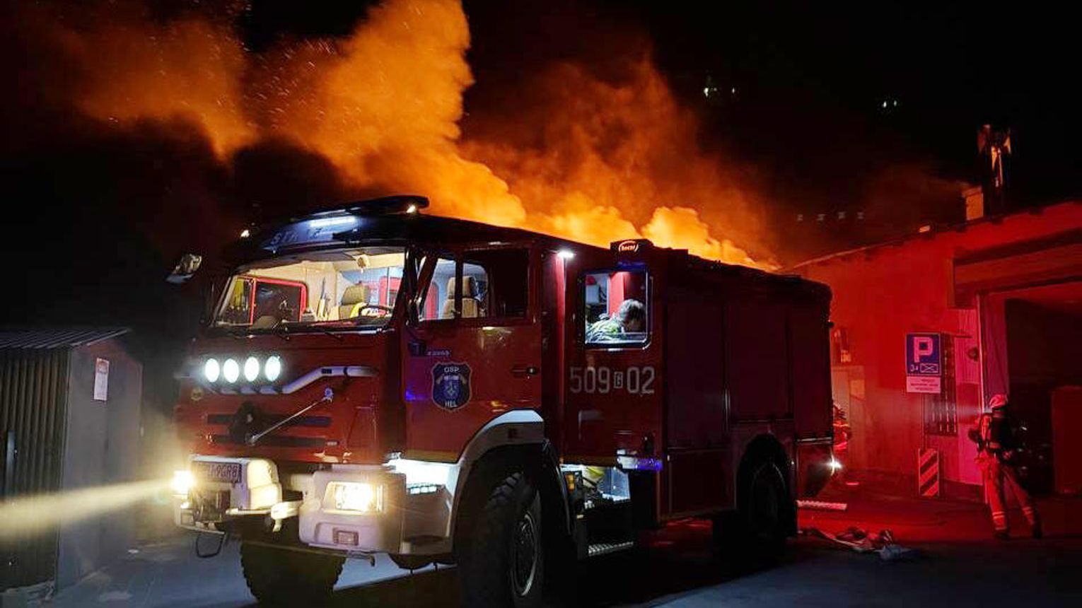 Płonęła remiza OSP w Helu! Ranny został jeden ze strażaków