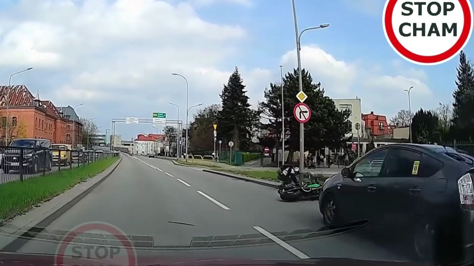 O krok od tragedii we Wrzeszczu! "Urażony" motocyklista zajechał drogę [FILM]