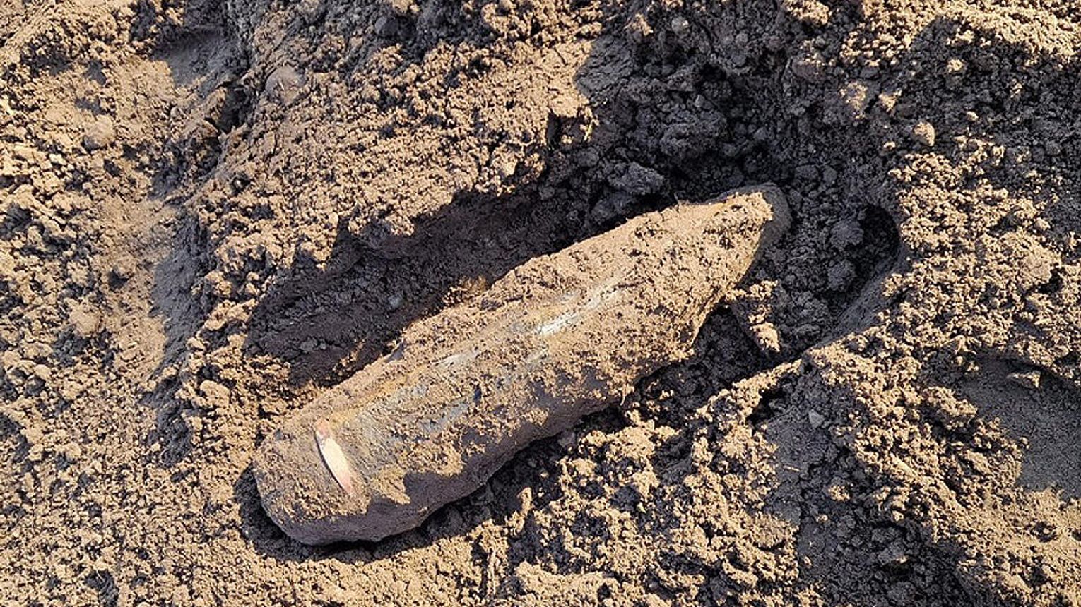 W przydomowym ogródku znalazł pocisk artyleryjski
