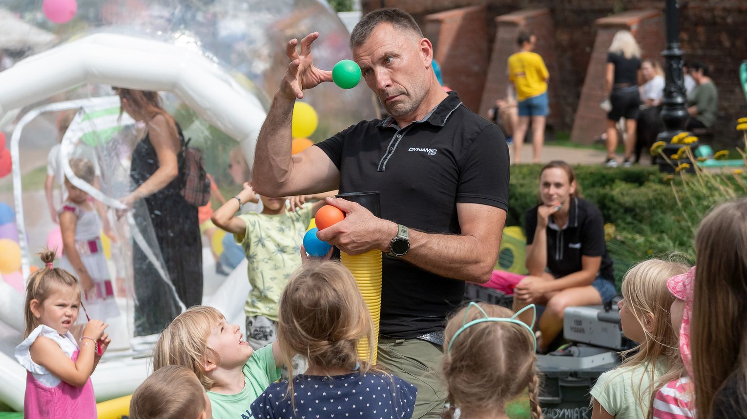 Pomaganie przez zabawę! Dzień z Fundacją Hospicyjną na Jarmarku św ...