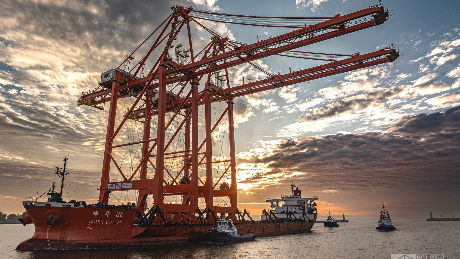Potężne suwnice z Chin już w BCT. Port Gdynia z nową mocą