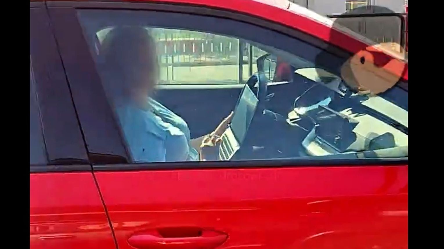 Ta pani ma kłopoty przez jeden film. Nagrali, co robi, prowadząc ...