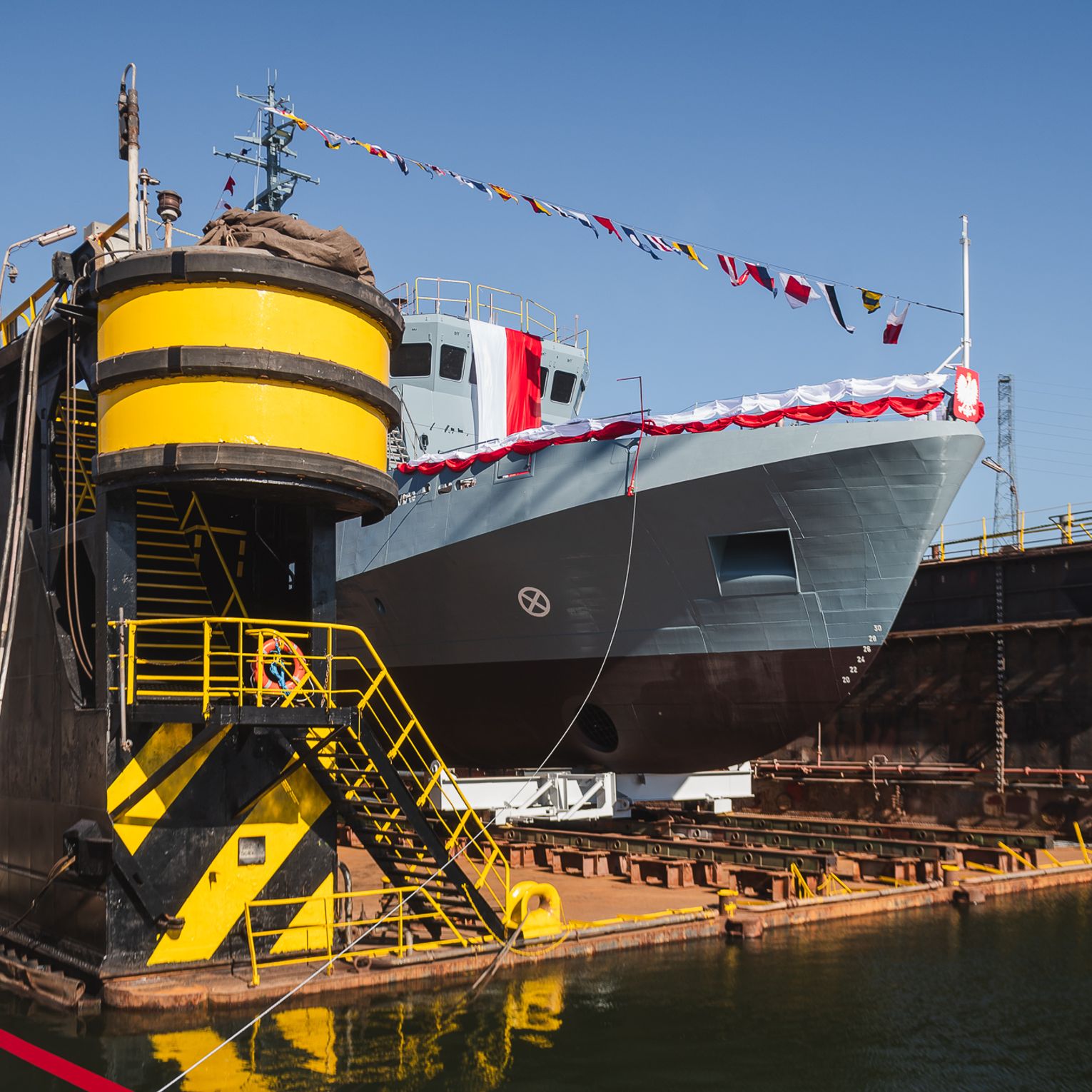 Wodowanie niszczyciela min ORP Rybitwa. Feta w gdańskiej stoczni